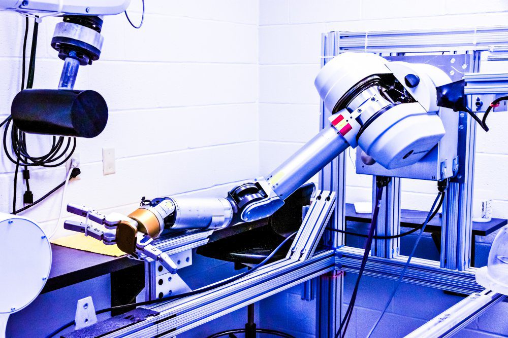 Robot Arms Combined with TVs for a Panasonic Tech Demo [Video] – TechAcute