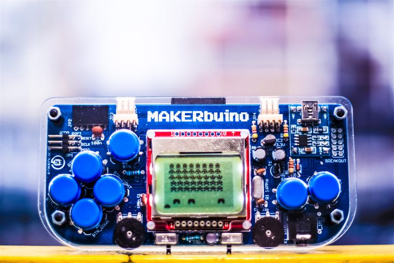 MAKERbuino es su oportunidad para construir su propia consola de juegos ...