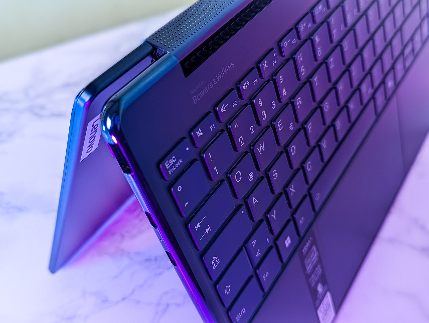 ¿Tocar, escribir o simplemente usar la tienda? Probamos la Lenovo Yoga ...